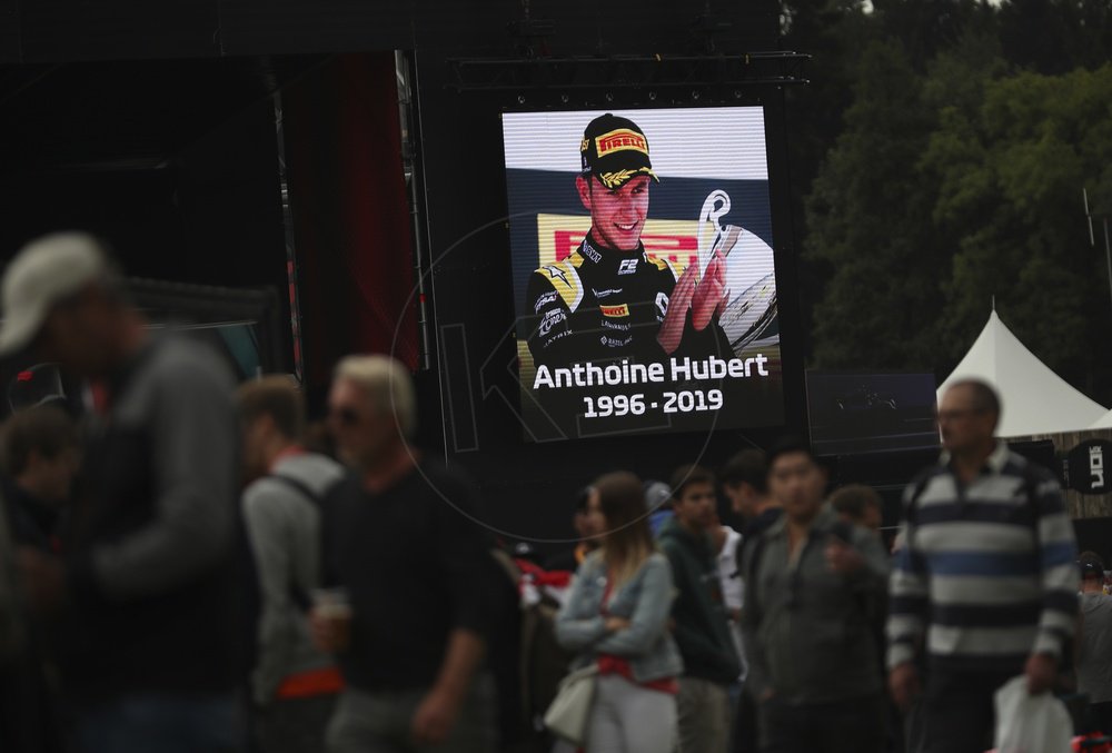 V Chartres pochovali zosnulého pilota F2 Huberta | Košice Online