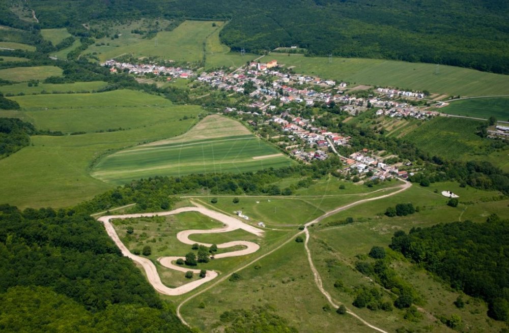Amfiteáter pri obci Dargov opravujú, budú v ňom augustové folklórne ...