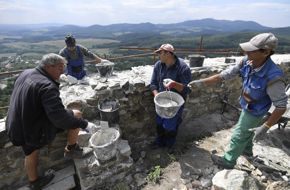Obnova hradu Slanec pokračuje | Košice Online
